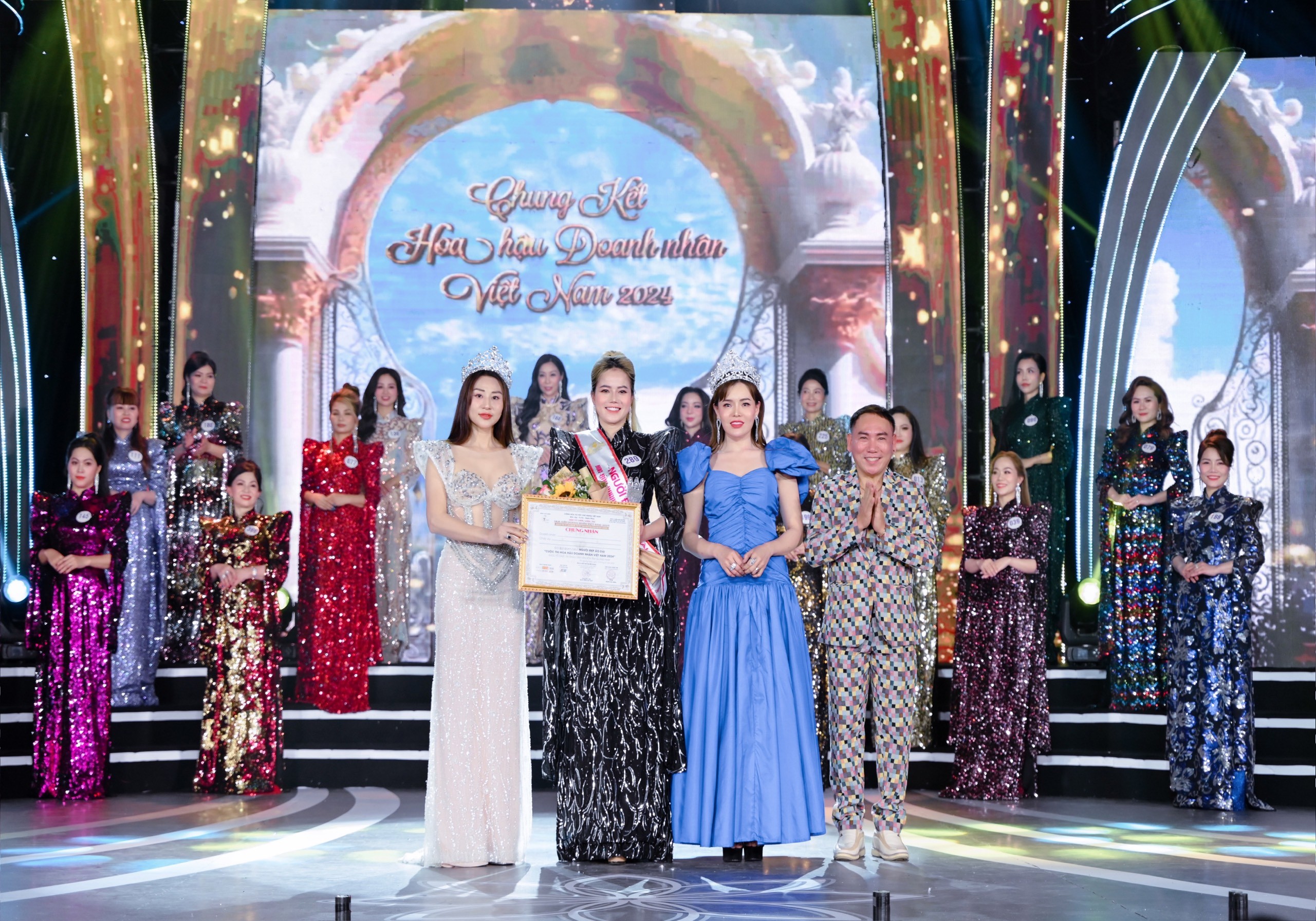 Nguyễn Thị Diễm Hương - Doanh nhân diện áo dài đẹp nhất Hoa hậu Doanh ...